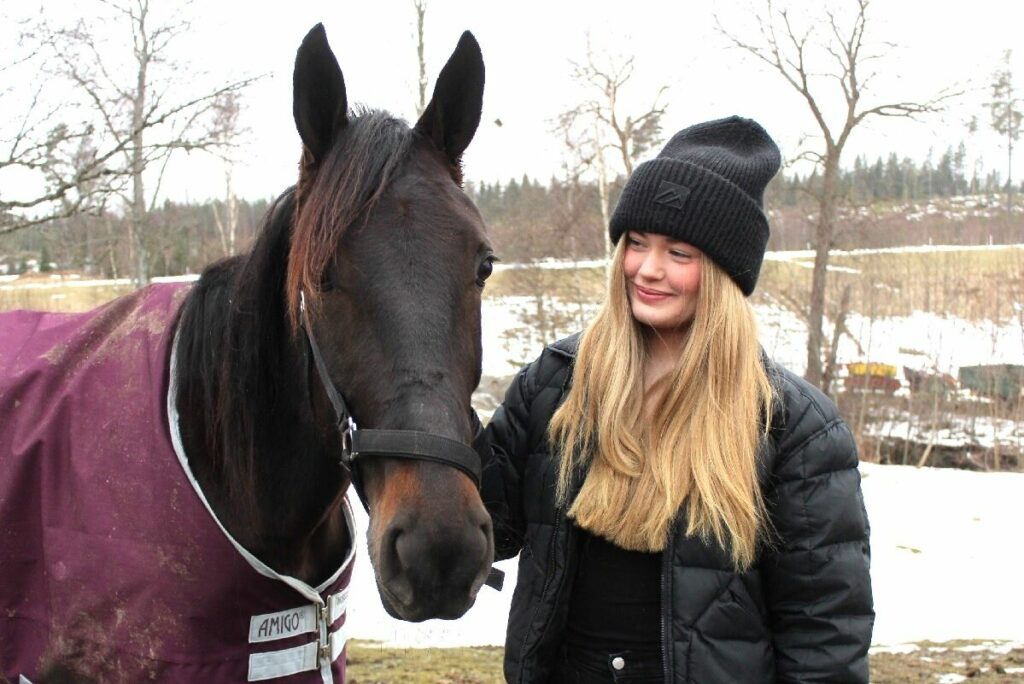 Isabella kan bli landets yngsta Årets Kusk | LindeNytt.com